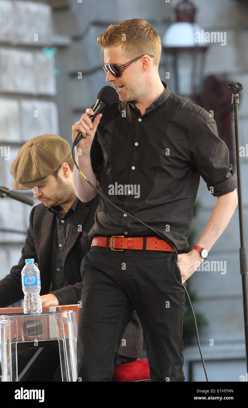 Kaiser chiefs lead singer hi-res stock photography and images - Alamy