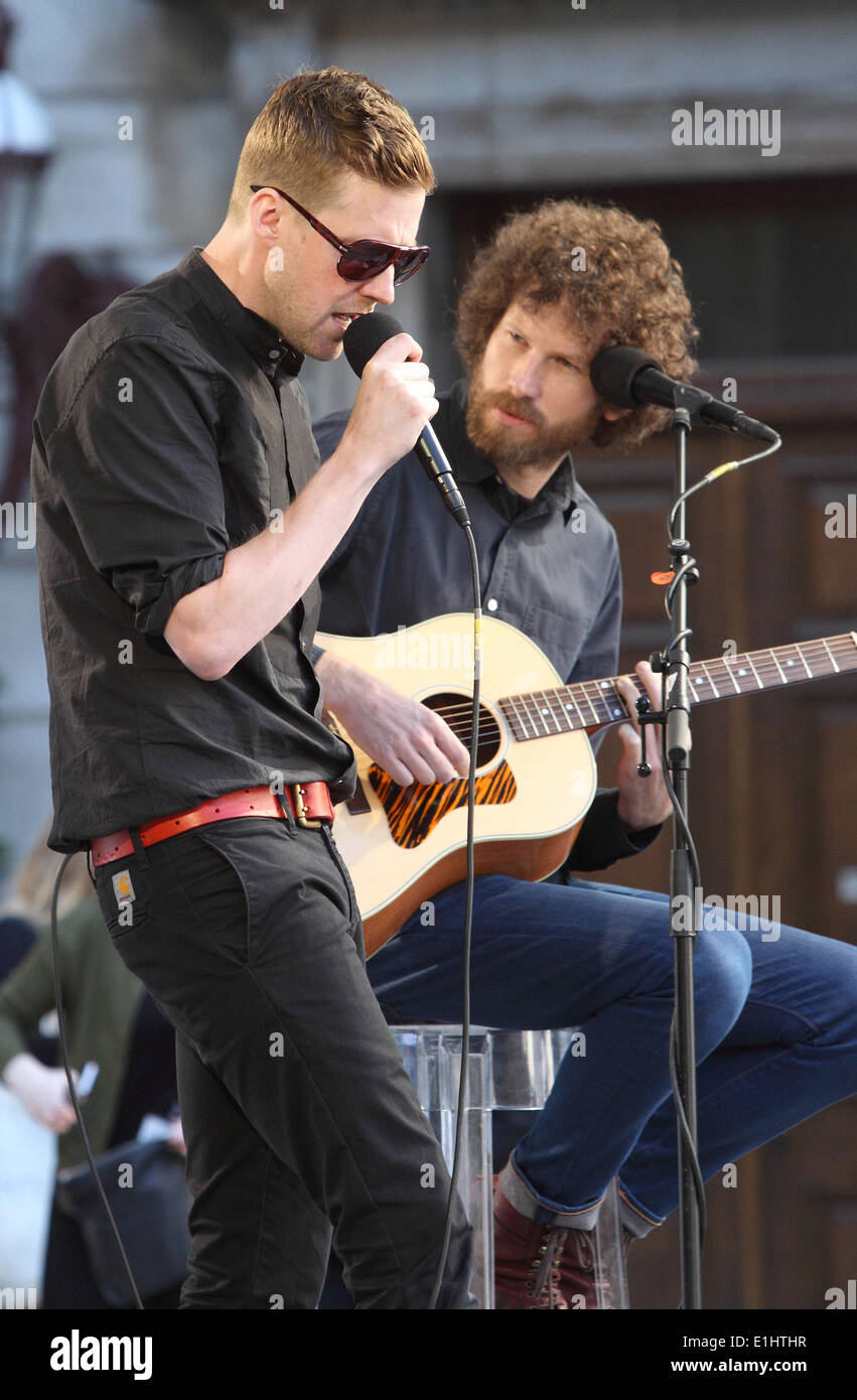 Kaiser chiefs lead singer hi-res stock photography and images - Alamy