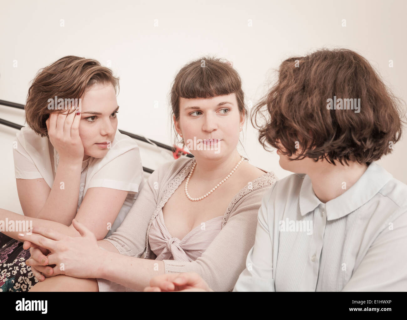 Retro women talking hi-res stock photography and images - Alamy