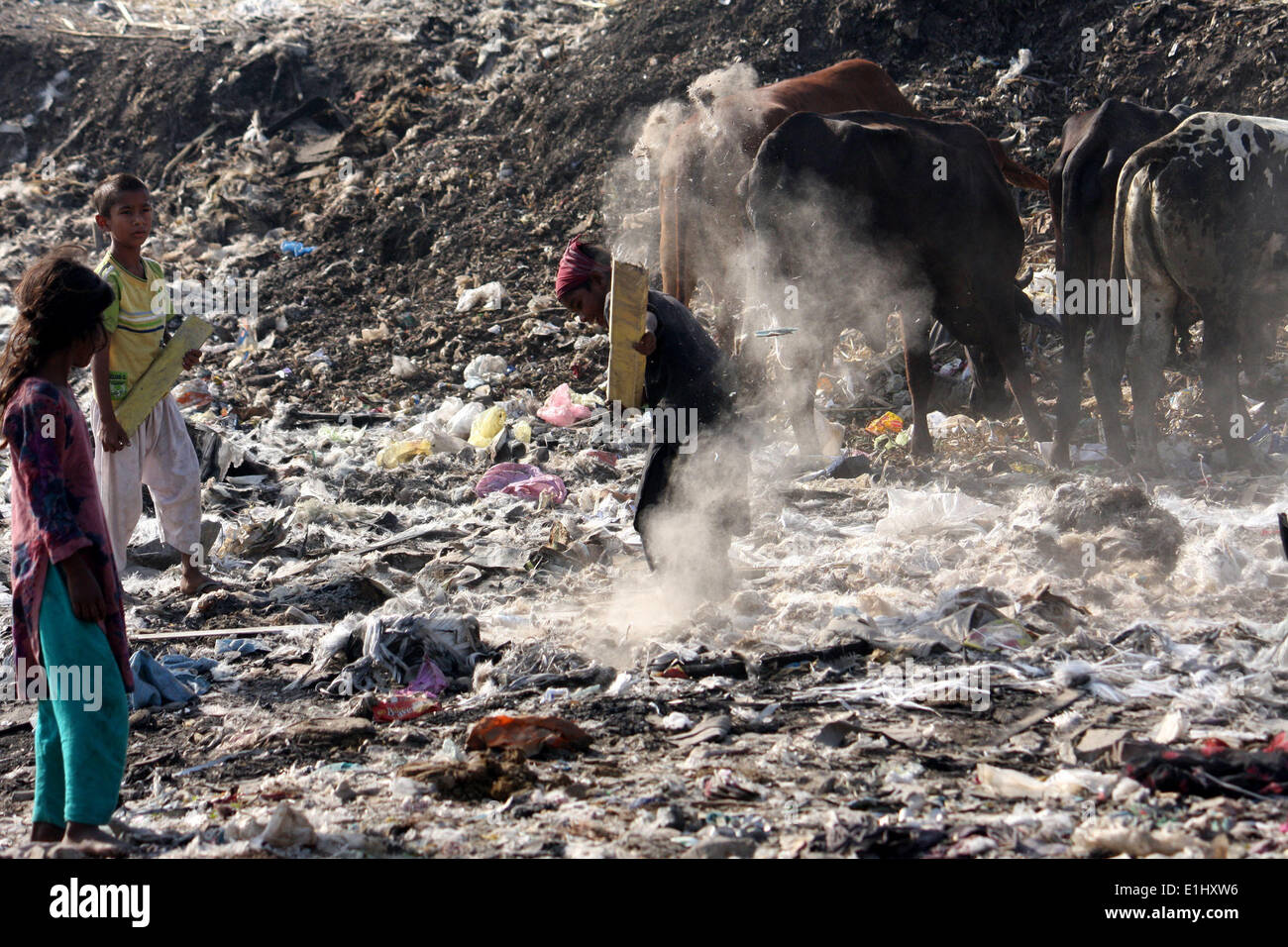 Lahore, Pakistan. 5th June, 2014. Pakistani children collect recyclable ...