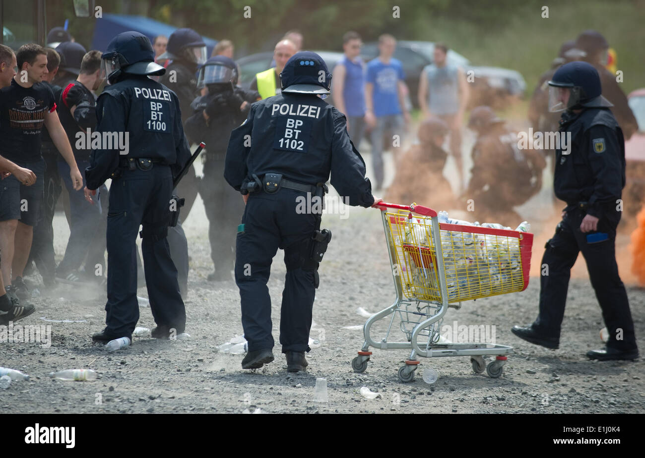 Forces of the German national riot police during an exercise at a ...