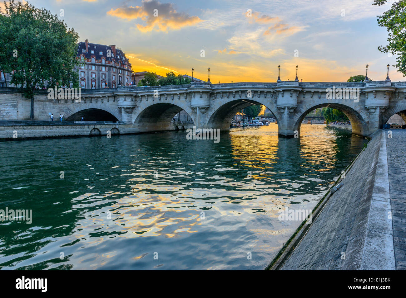 Pont neuf paris hi-res stock photography and images - Alamy