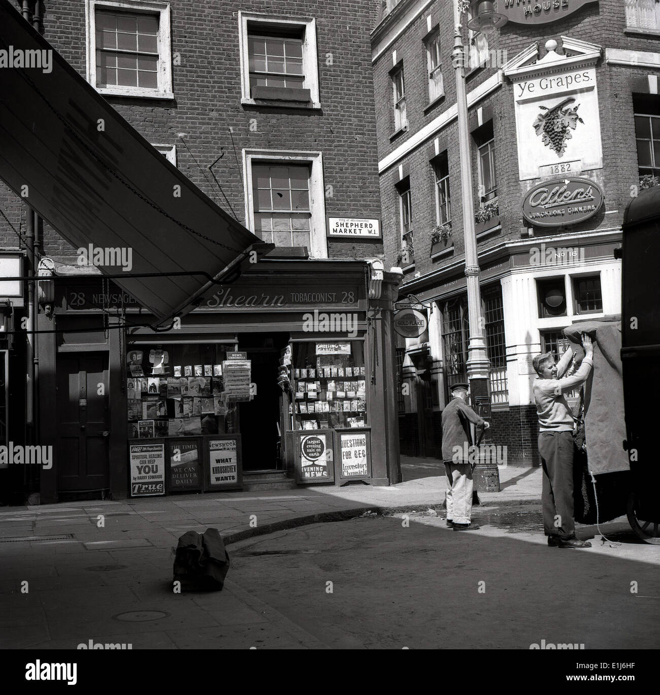 Corner shop 1950s hi-res stock photography and images - Alamy