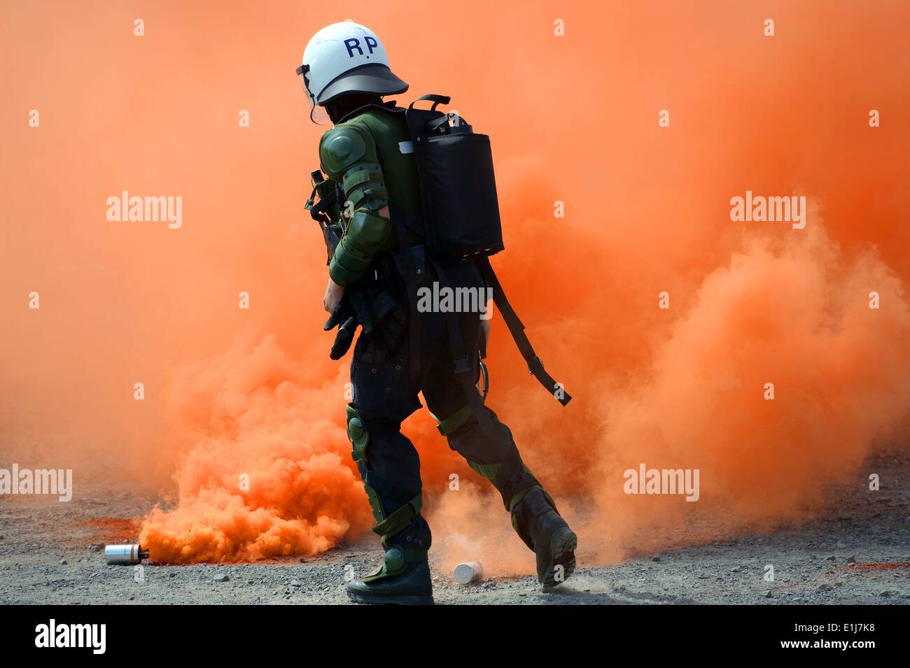 Bereitschaftspolizei polizistin hi-res stock photography and images - Alamy