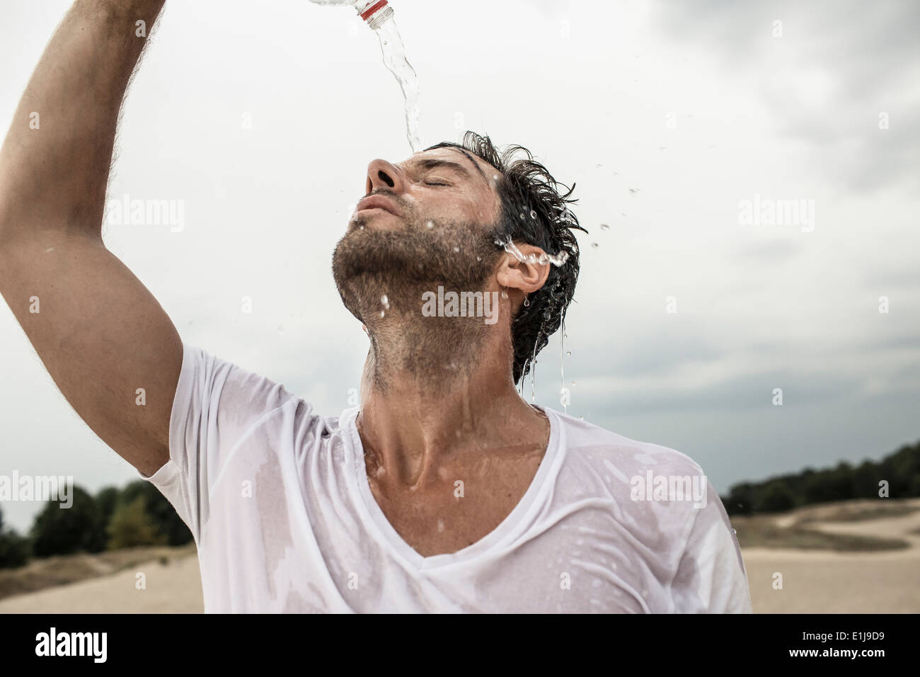 Man pouring water over head hi-res stock photography and images - Alamy