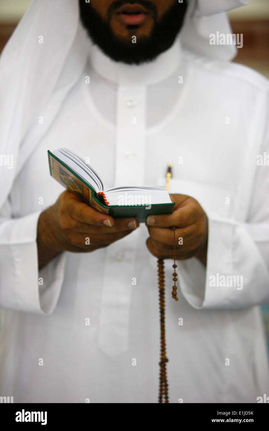 Muslim reading coran. Jumeirah mosque Stock Photo - Alamy