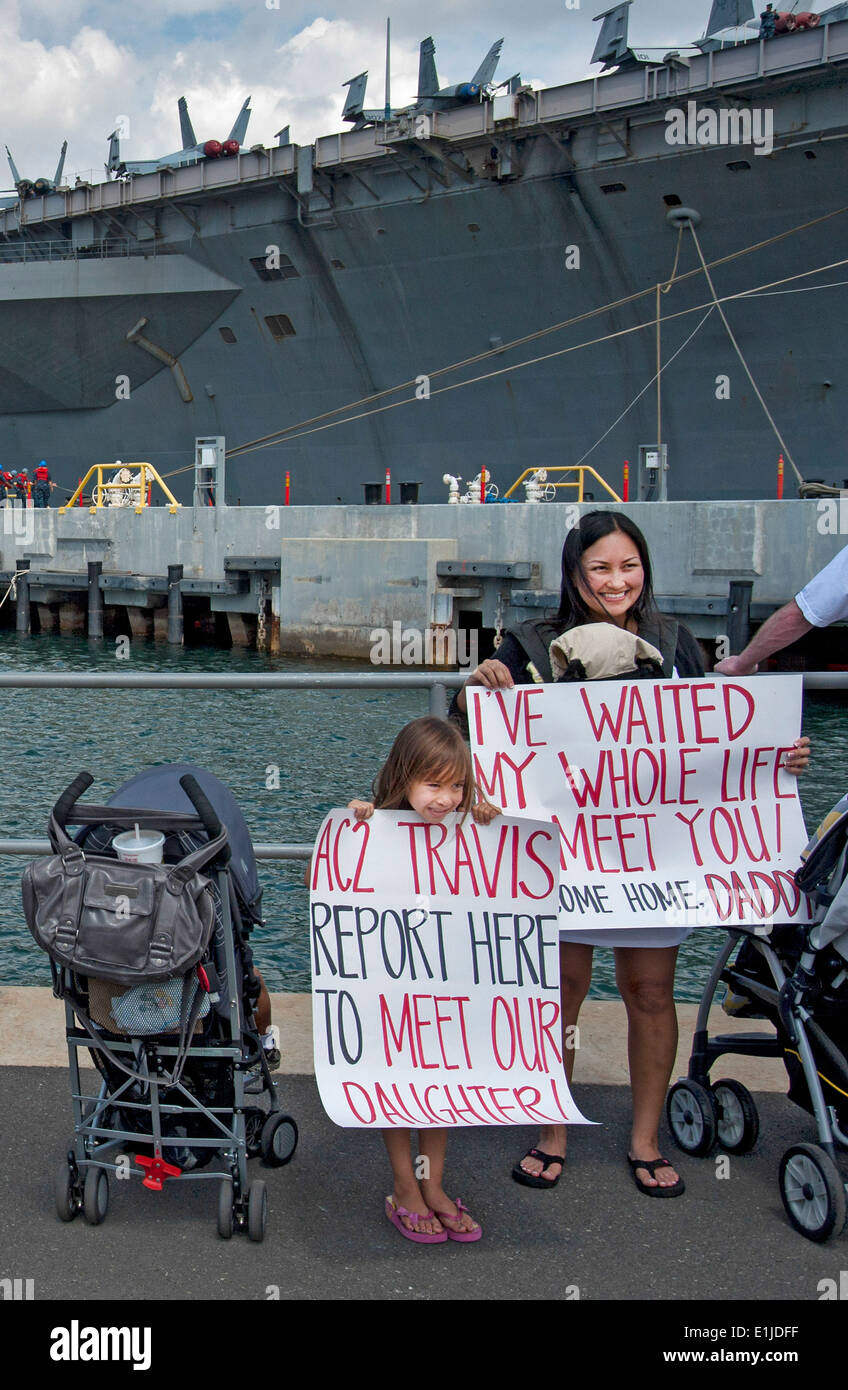 Family members of U.S. Navy Air Traffic Controlman 2nd Class Stephen ...