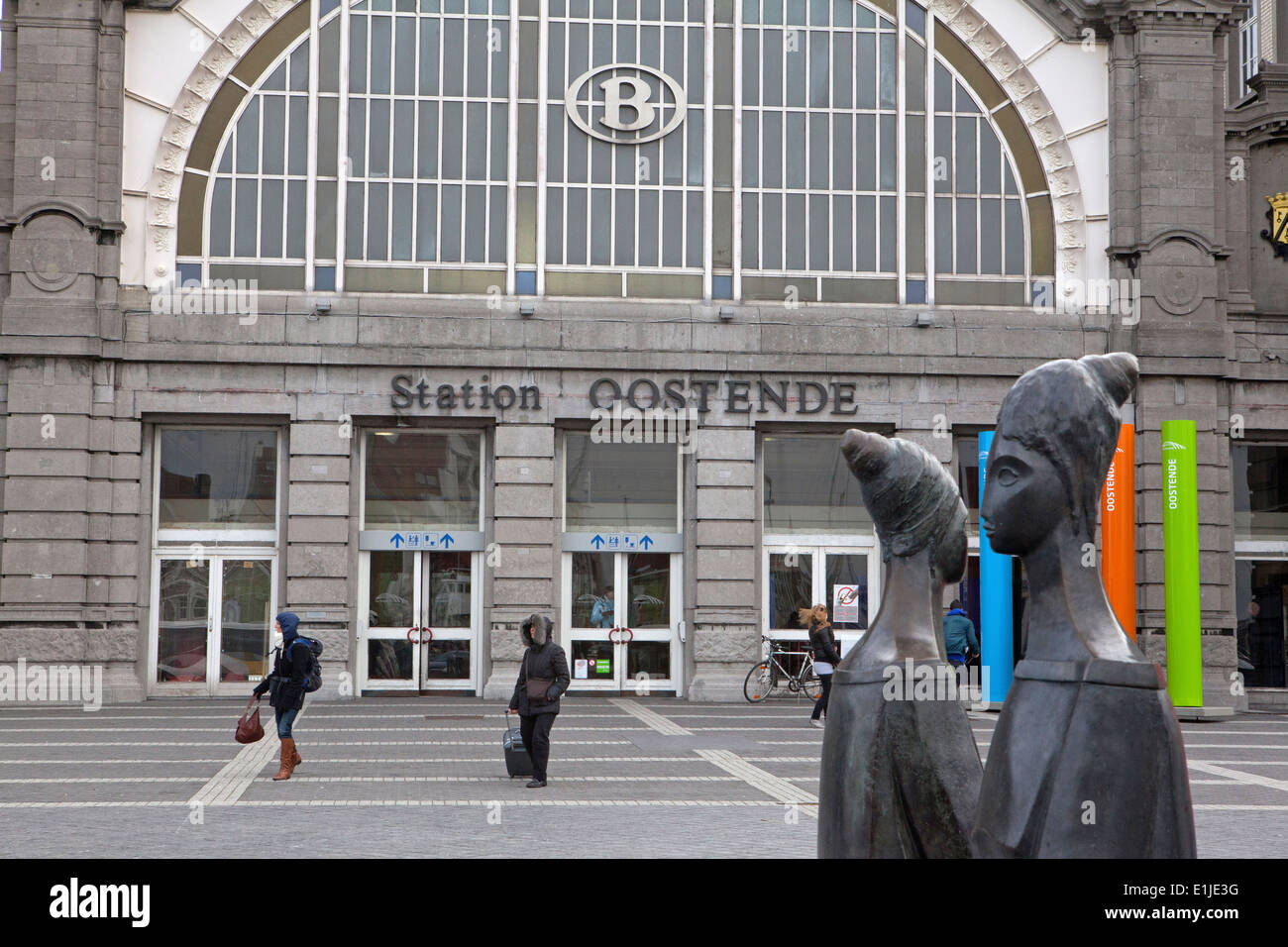 Human connection sculpture hi-res stock photography and images - Alamy