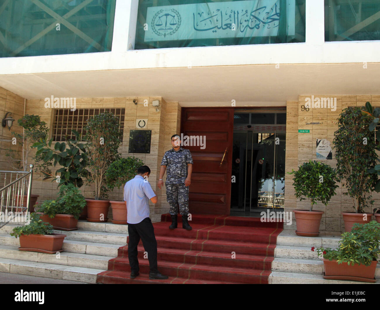 Court security guard hi-res stock photography and images - Alamy