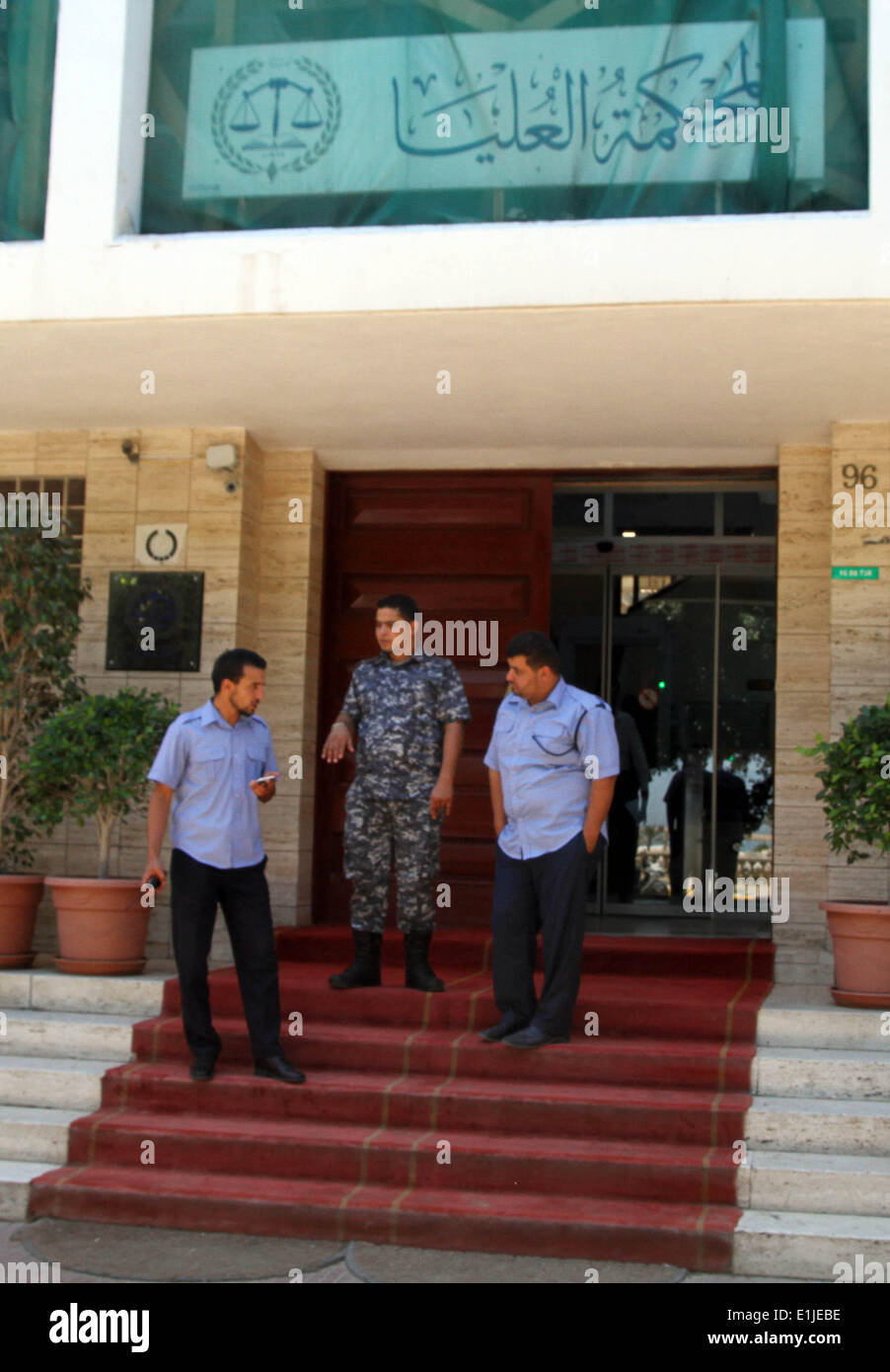 Court security guard hi-res stock photography and images - Alamy