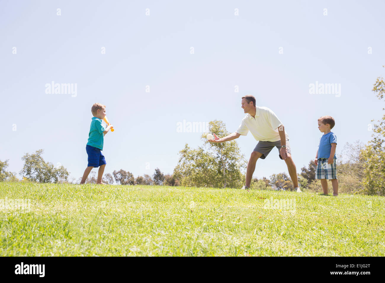 Father son playing baseball hi-res stock photography and images - Alamy