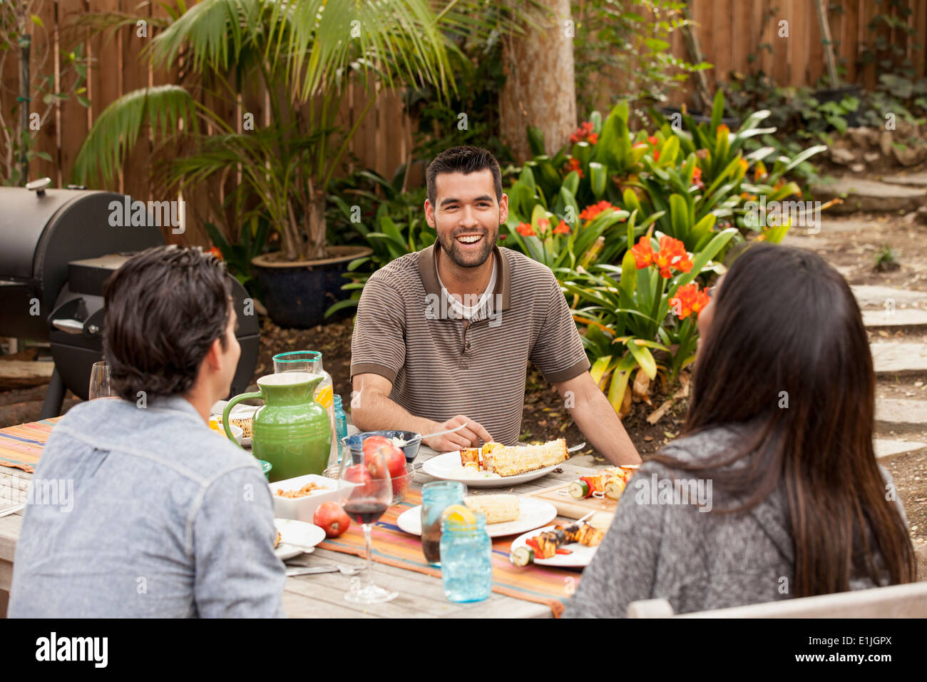 People sitting around table hi-res stock photography and images - Alamy