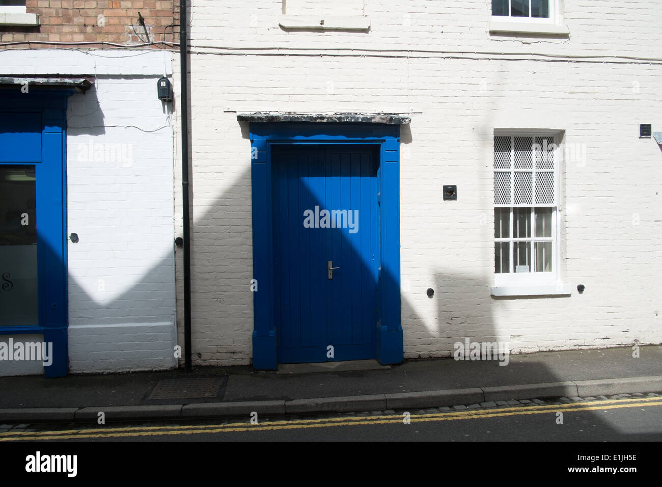 Blue building with white door hi-res stock photography and images - Alamy