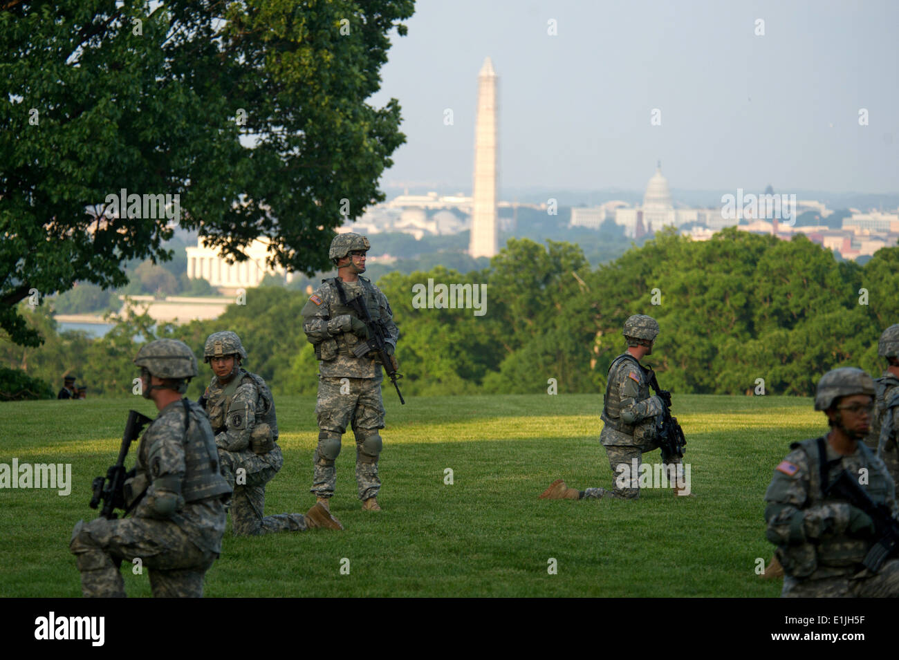 U.S. Soldiers with the 3rd U.S. Infantry Regiment (The Old Guard ...