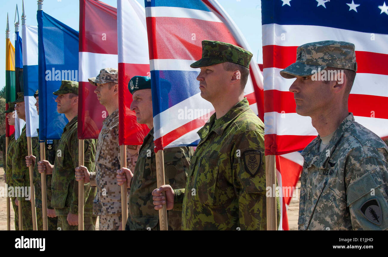 Us army color guard attention hi-res stock photography and images - Alamy
