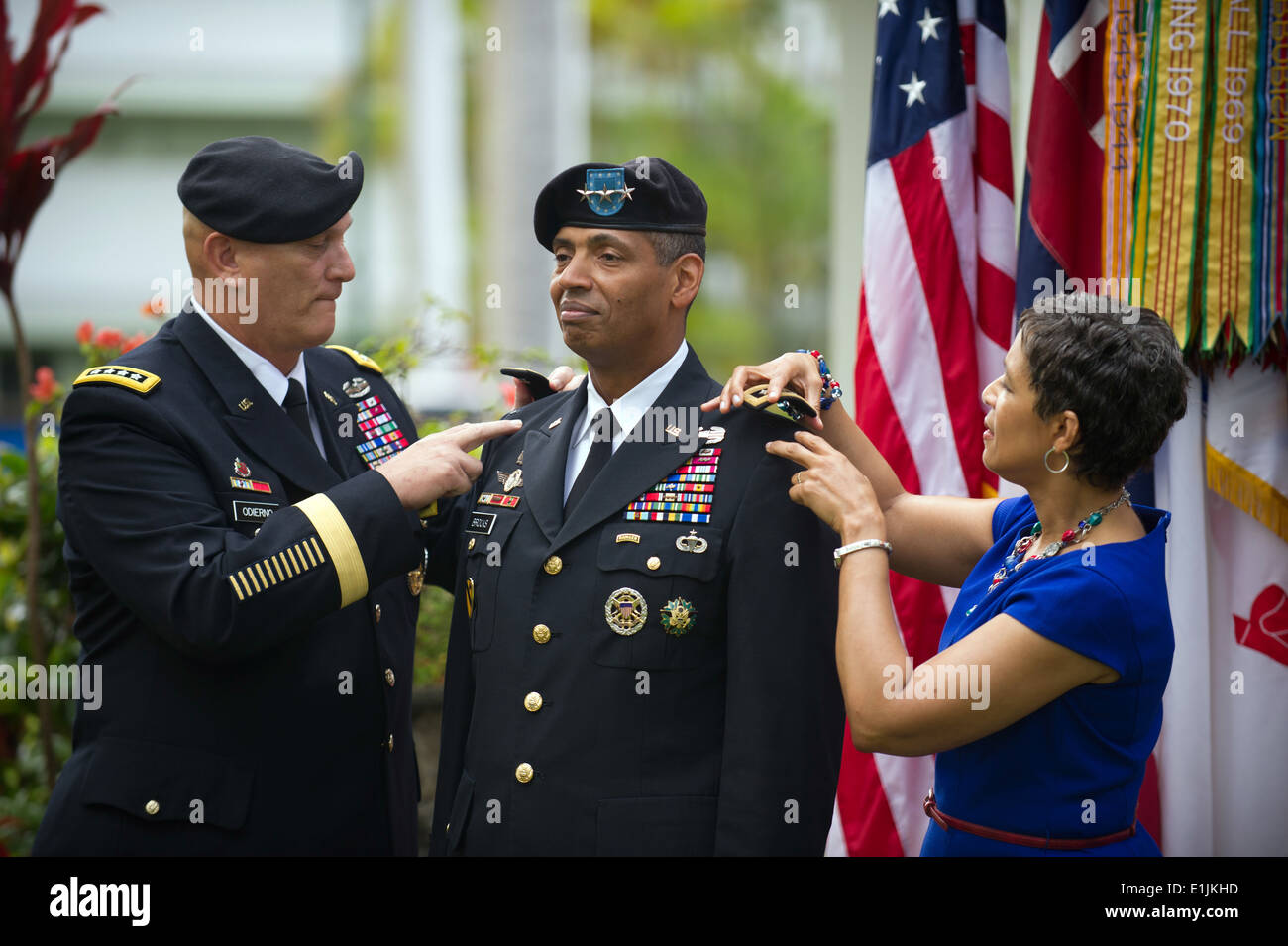 Chief of Staff of the U.S. Army Gen. Raymond T. Odierno, left, and Dr ...