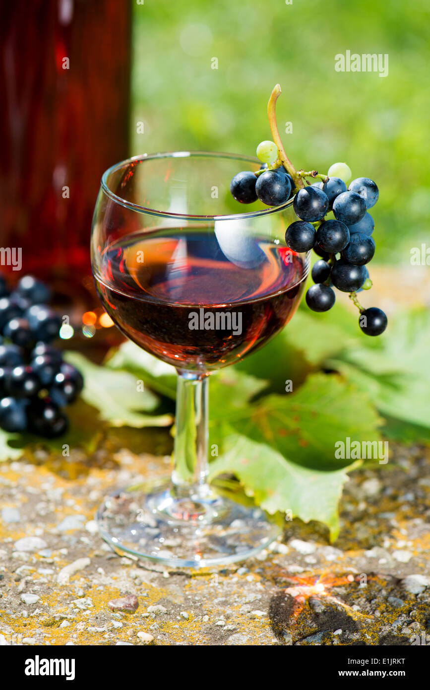 Rosé wine with fresh grapes Stock Photo - Alamy