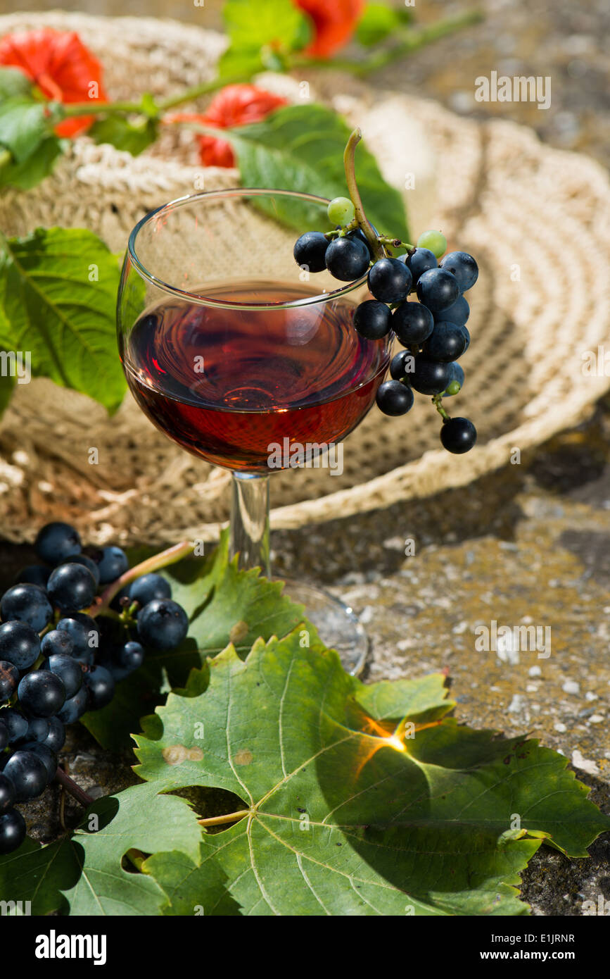 Rosé wine with fresh grapes Stock Photo - Alamy