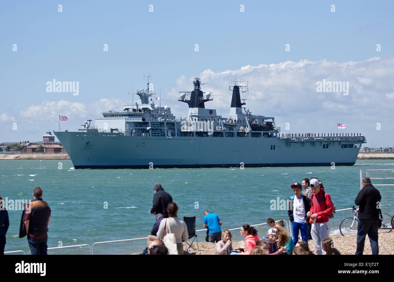 Royal navy assault ship hms bulwark hi-res stock photography and images ...