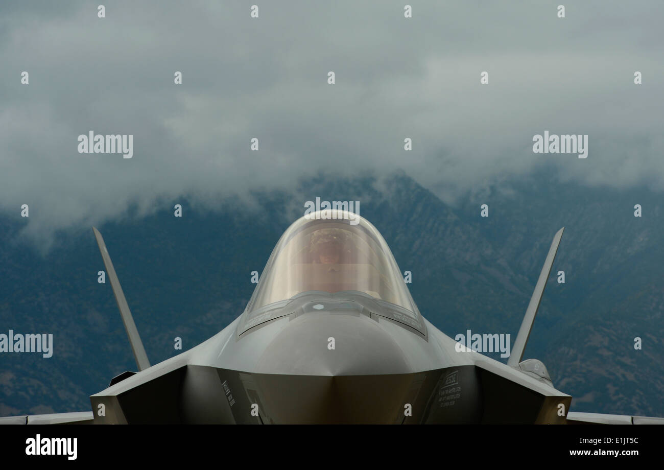 The first U.S. Air Force F-35A Lightning II aircraft to land at Hill ...