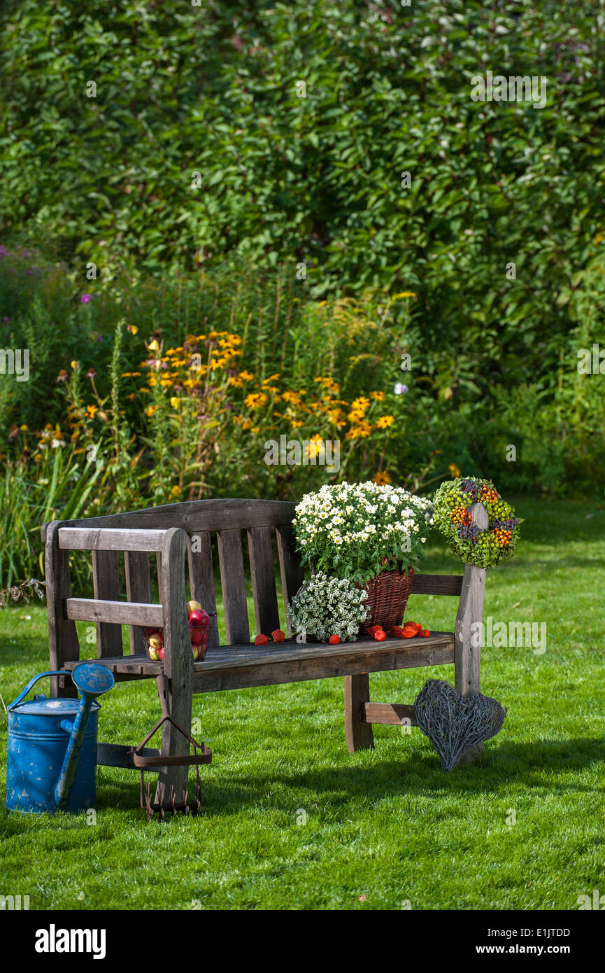 Flowers garden bench hi-res stock photography and images - Alamy