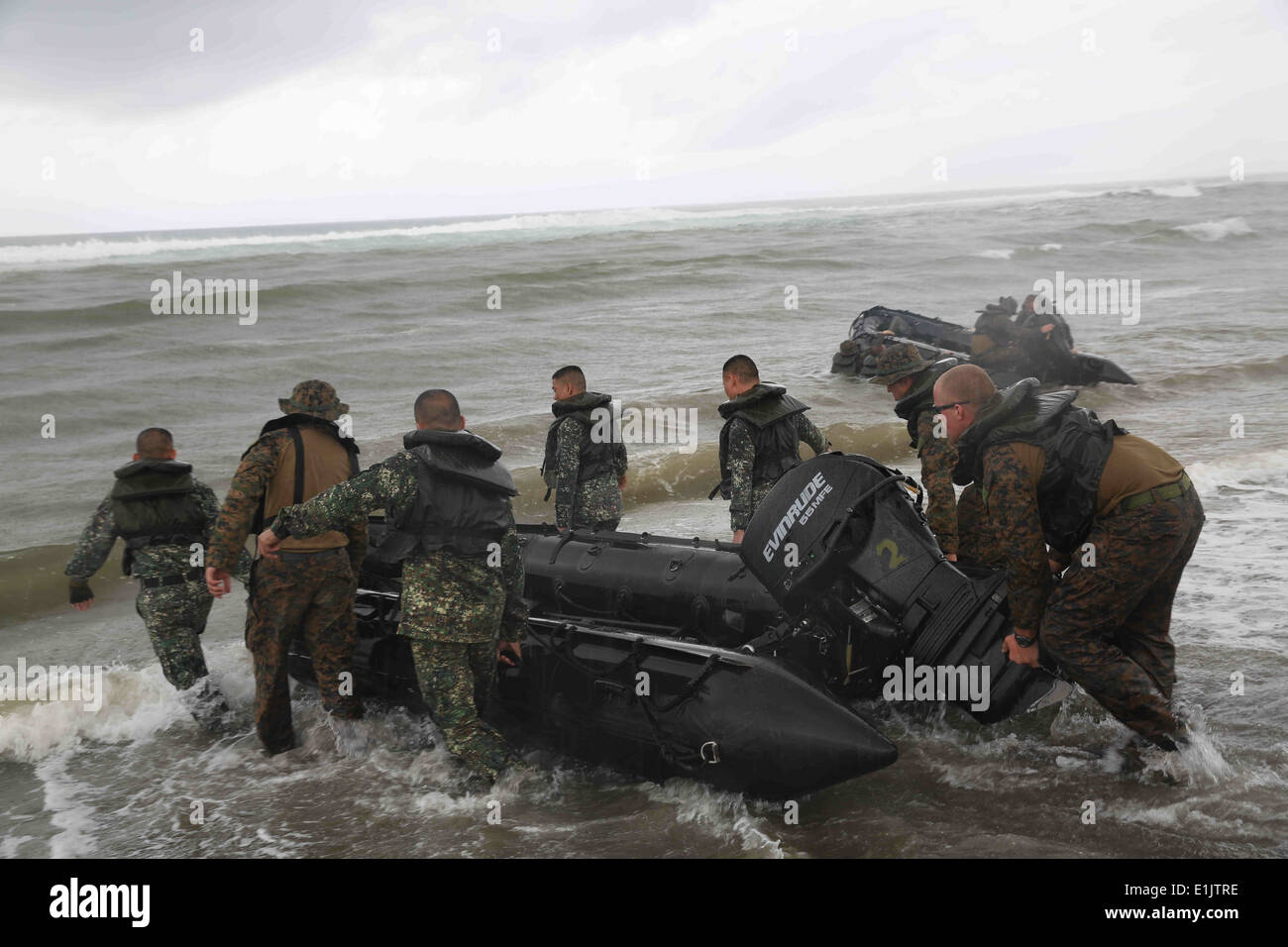 Us marines conduct amphibious hi-res stock photography and images - Alamy