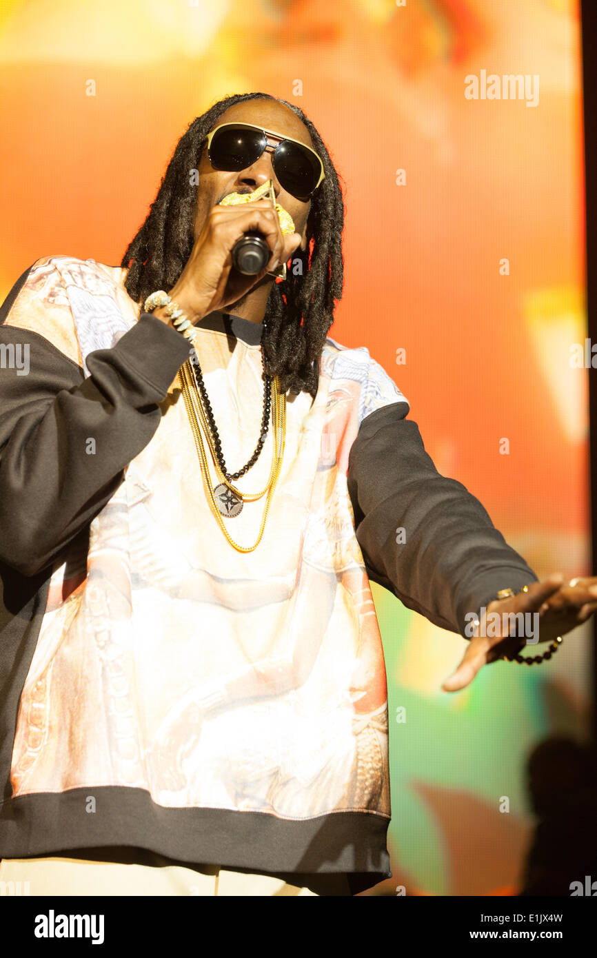 Snoop dogg live on stage hi-res stock photography and images - Alamy