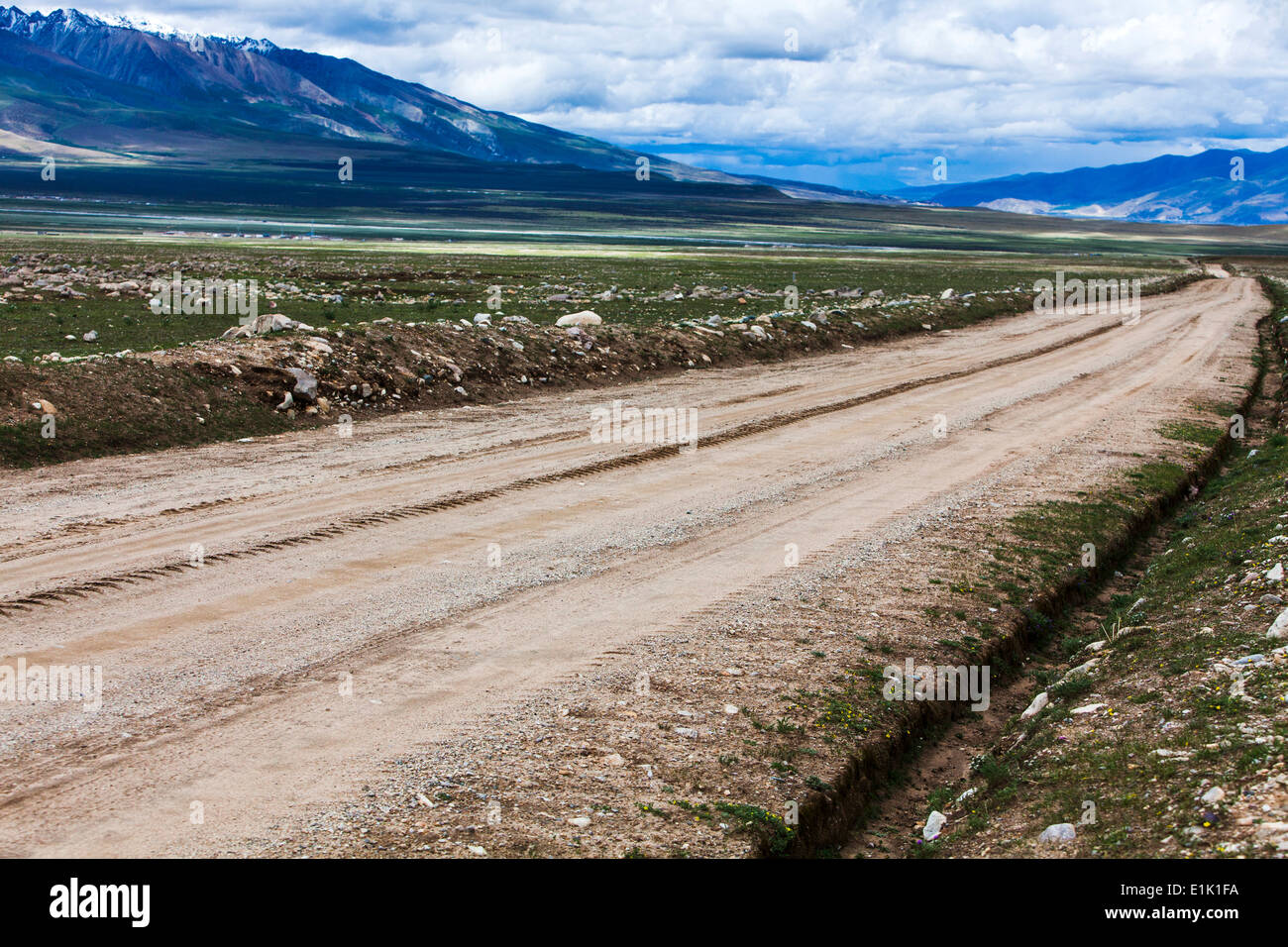 Rough winding dirt road hi-res stock photography and images - Alamy