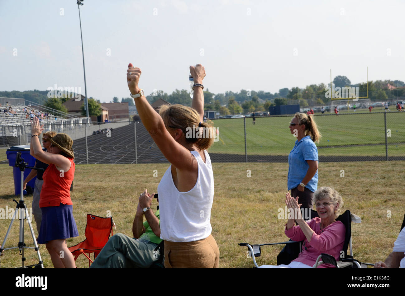 Spectators cheering hi-res stock photography and images - Alamy