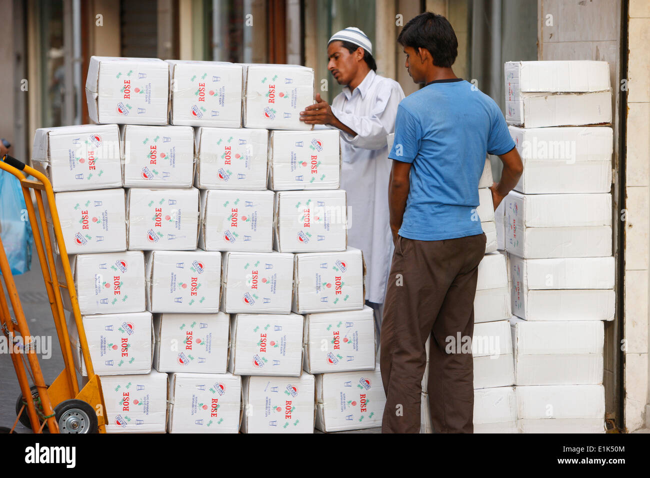 Migrant workers in Dubai Stock Photo - Alamy