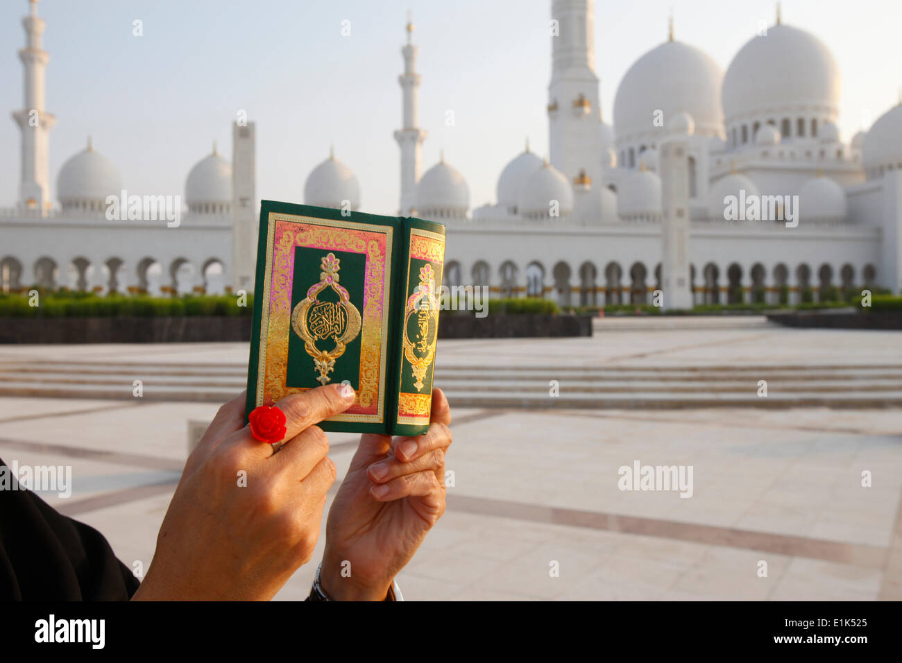 Sheikh Zayed Grand Mosque. Woman reading the Koran Stock Photo - Alamy