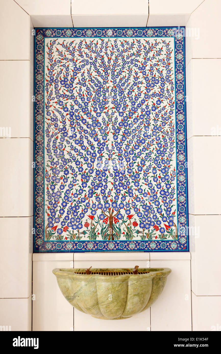 Sheikh Zayed Grand Mosque. One of the 80 Iznikpanels - highly decorated ...