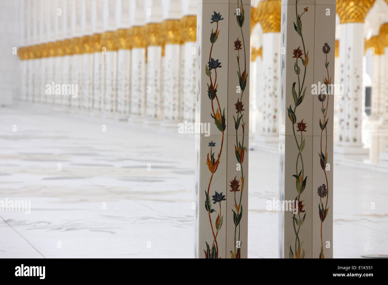 Columns in islamic architecture hi-res stock photography and images - Alamy