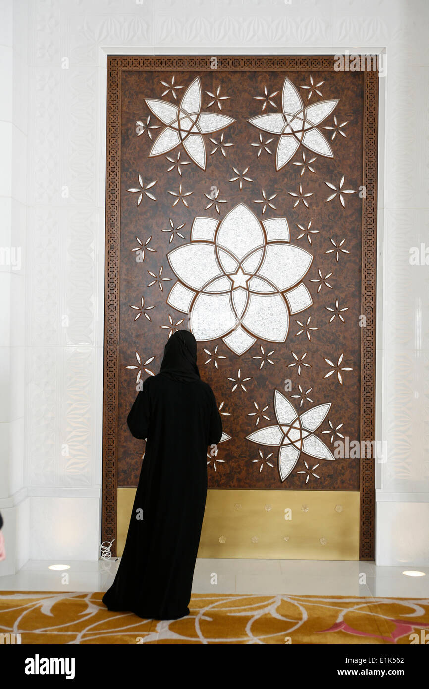 Sheikh Zayed Grand Mosque. Flower motif made of mother of pearl Stock ...