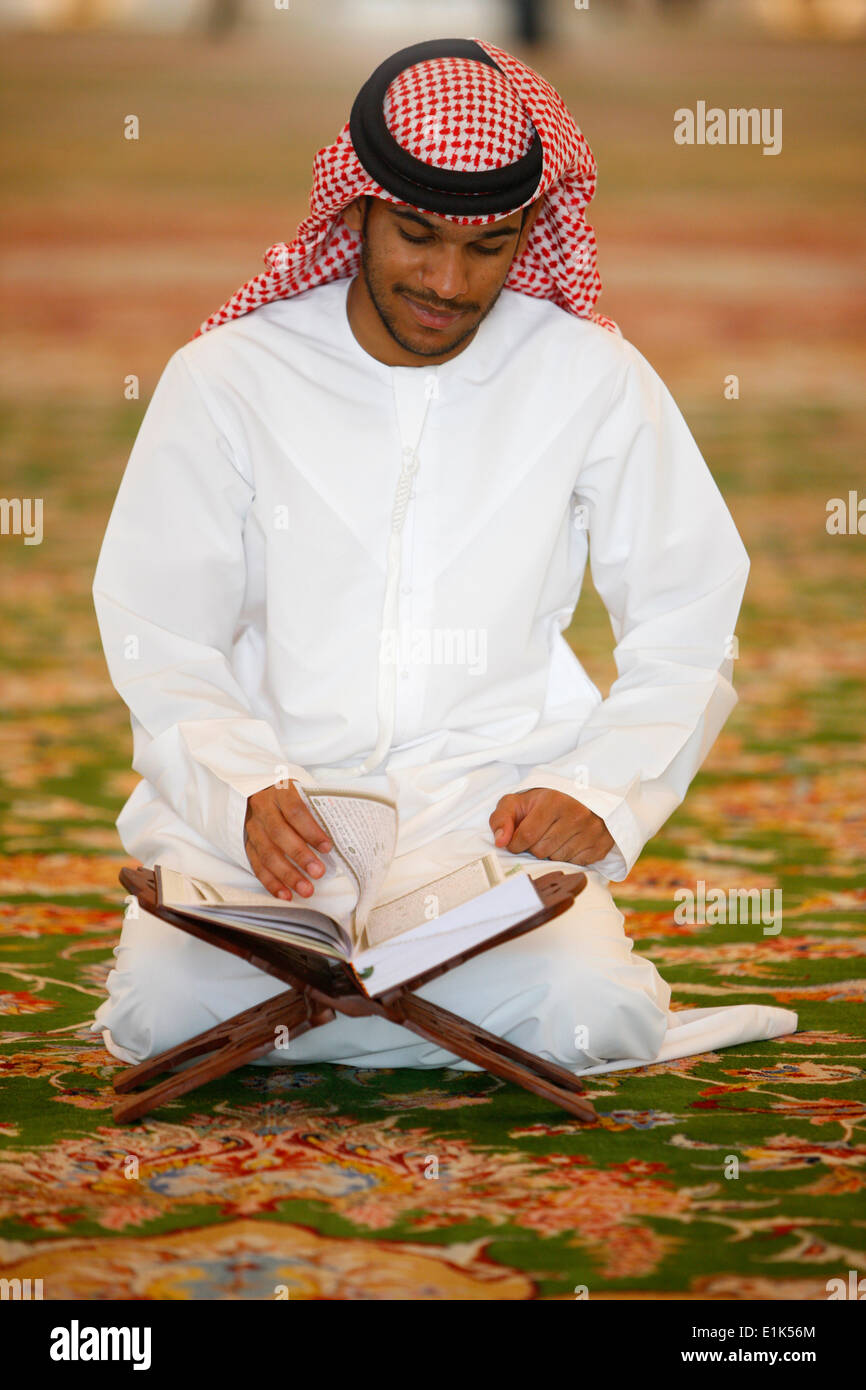 Sheikh Zayed Grand Mosque. Muslim man reading the koran Stock Photo - Alamy