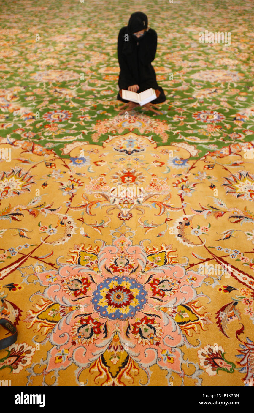 Sheikh Zayed Grand Mosque. Muslim woman reading the koran Stock Photo ...