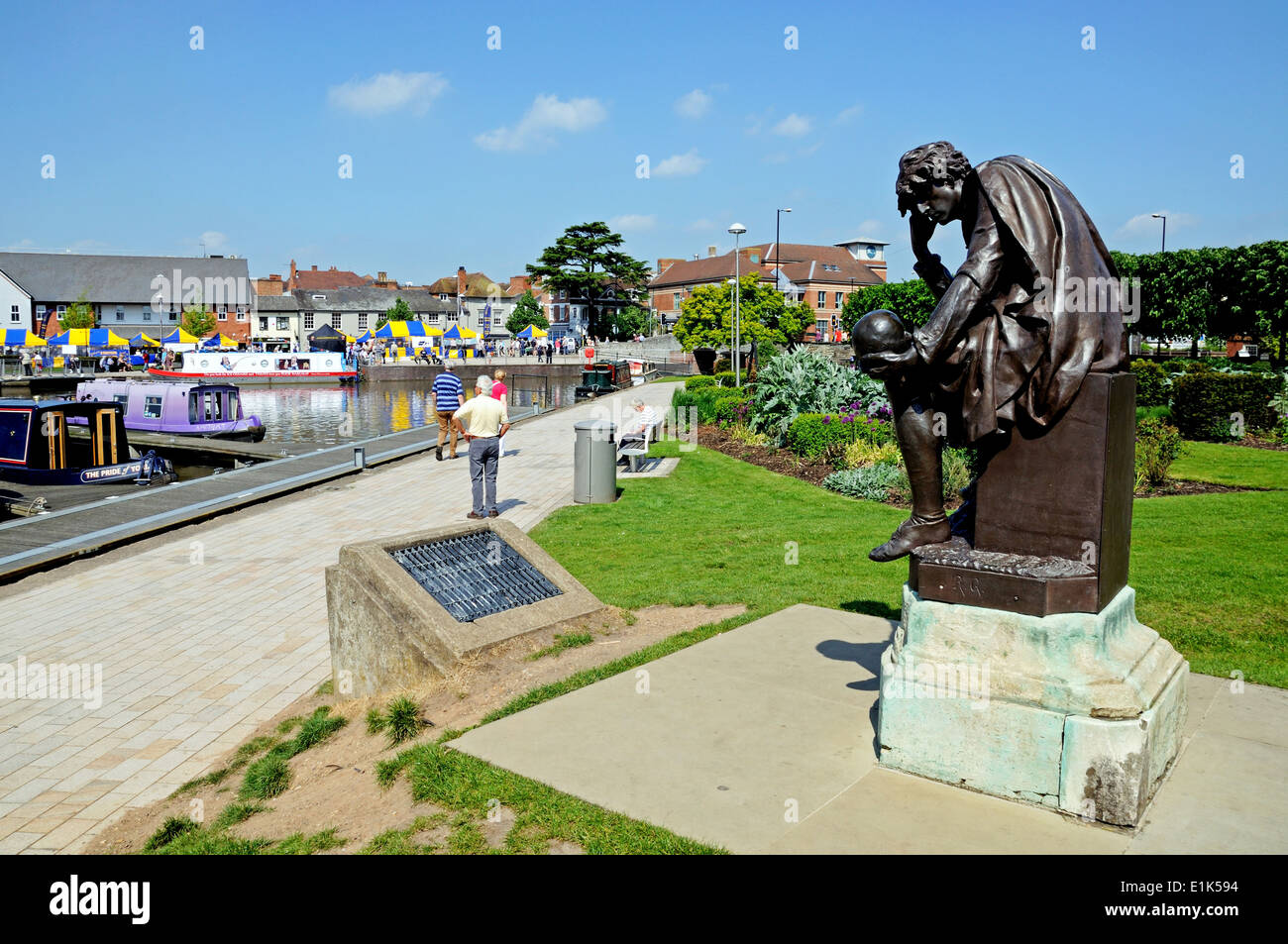 Statue of Hamlet at the Shakespeare memorial, Stratford-Upon-Avon ...