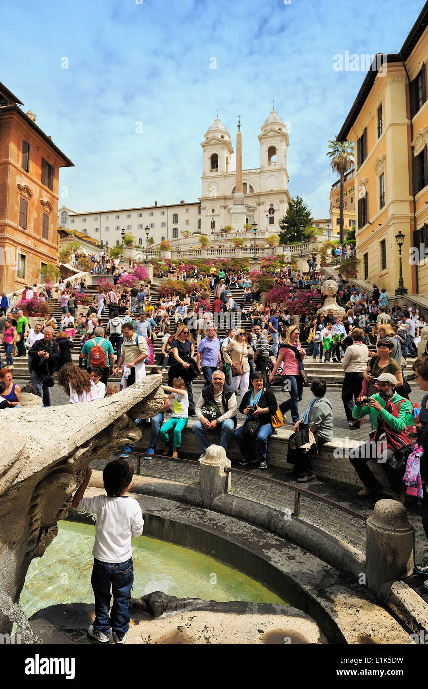crowd sitting on the Spanish Steps, Rome, Italy Stock Photo - Alamy