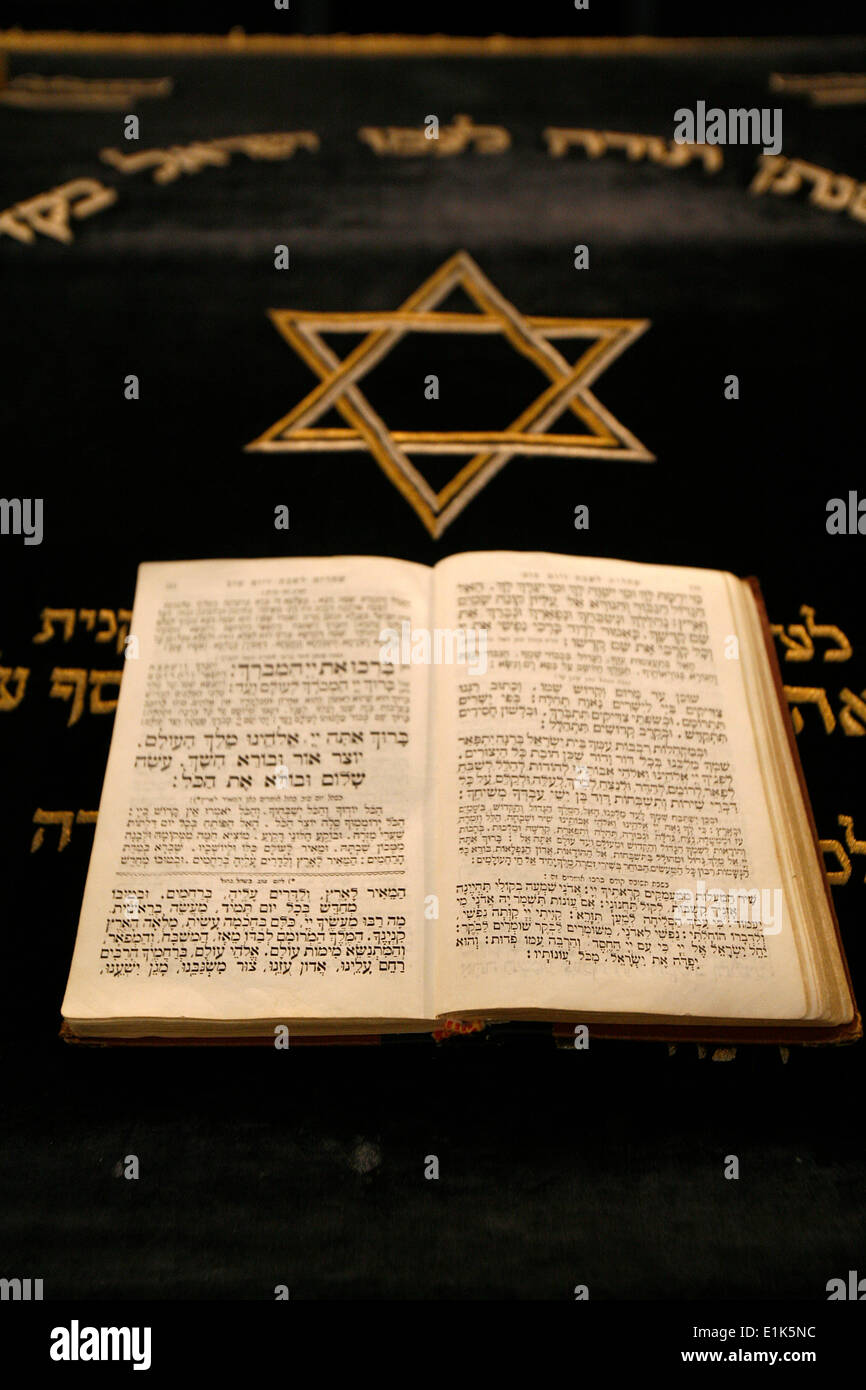 Tora in Stadttempel synagogue Stock Photo - Alamy