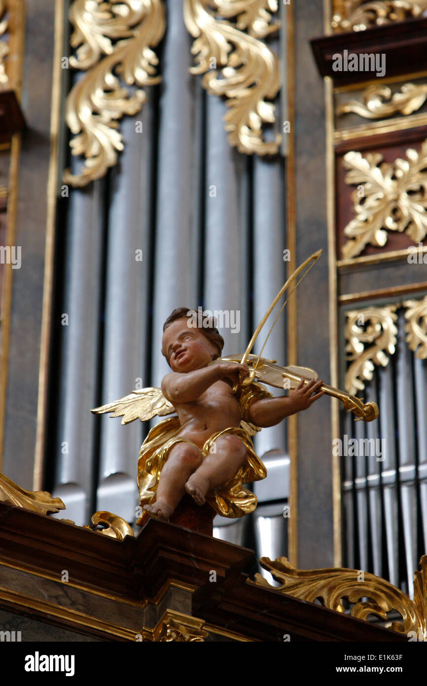 Angel organ hi-res stock photography and images - Alamy