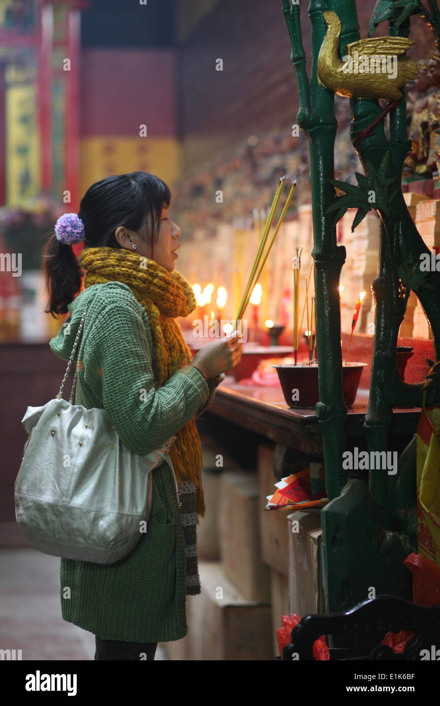 Pau Kong Temple. Worshipper Stock Photo - Alamy