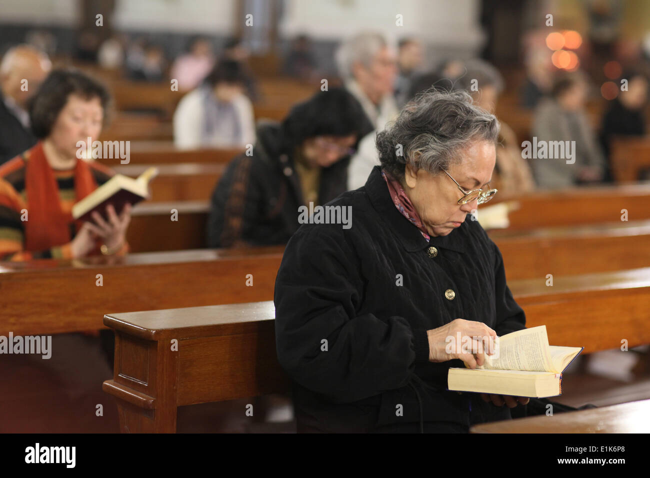 Reading church mass hi-res stock photography and images - Alamy
