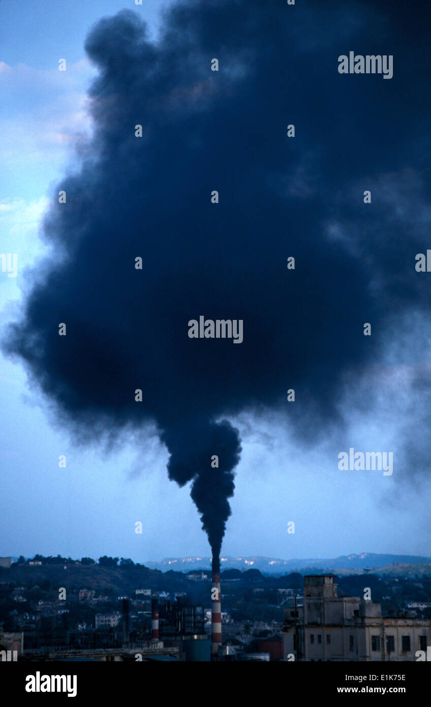Black smoke factory hi-res stock photography and images - Alamy