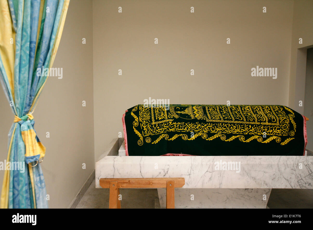 Muslim coffin shroud Stock Photo - Alamy