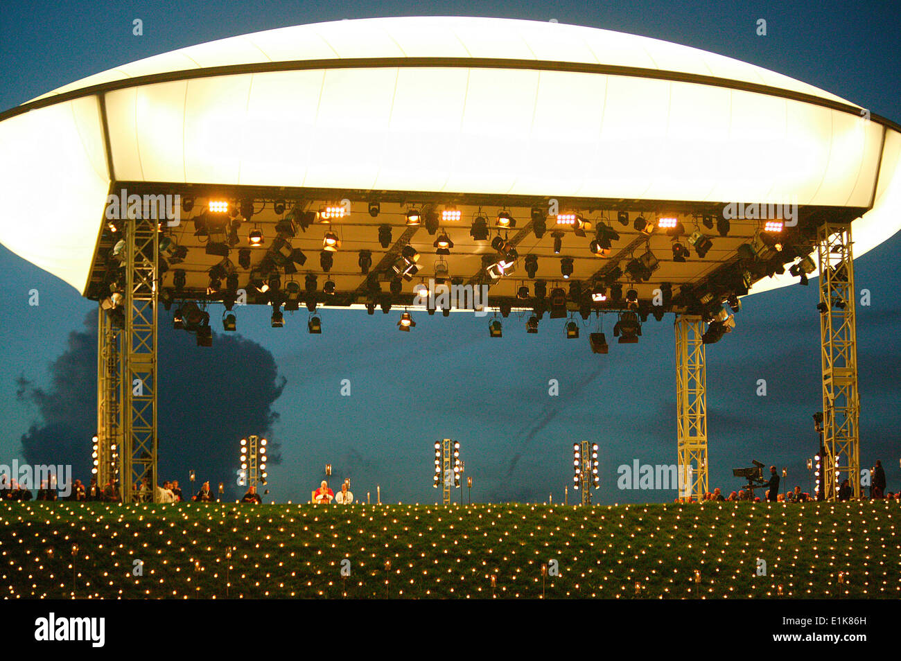 Pope benedict xvi praying hi-res stock photography and images - Alamy