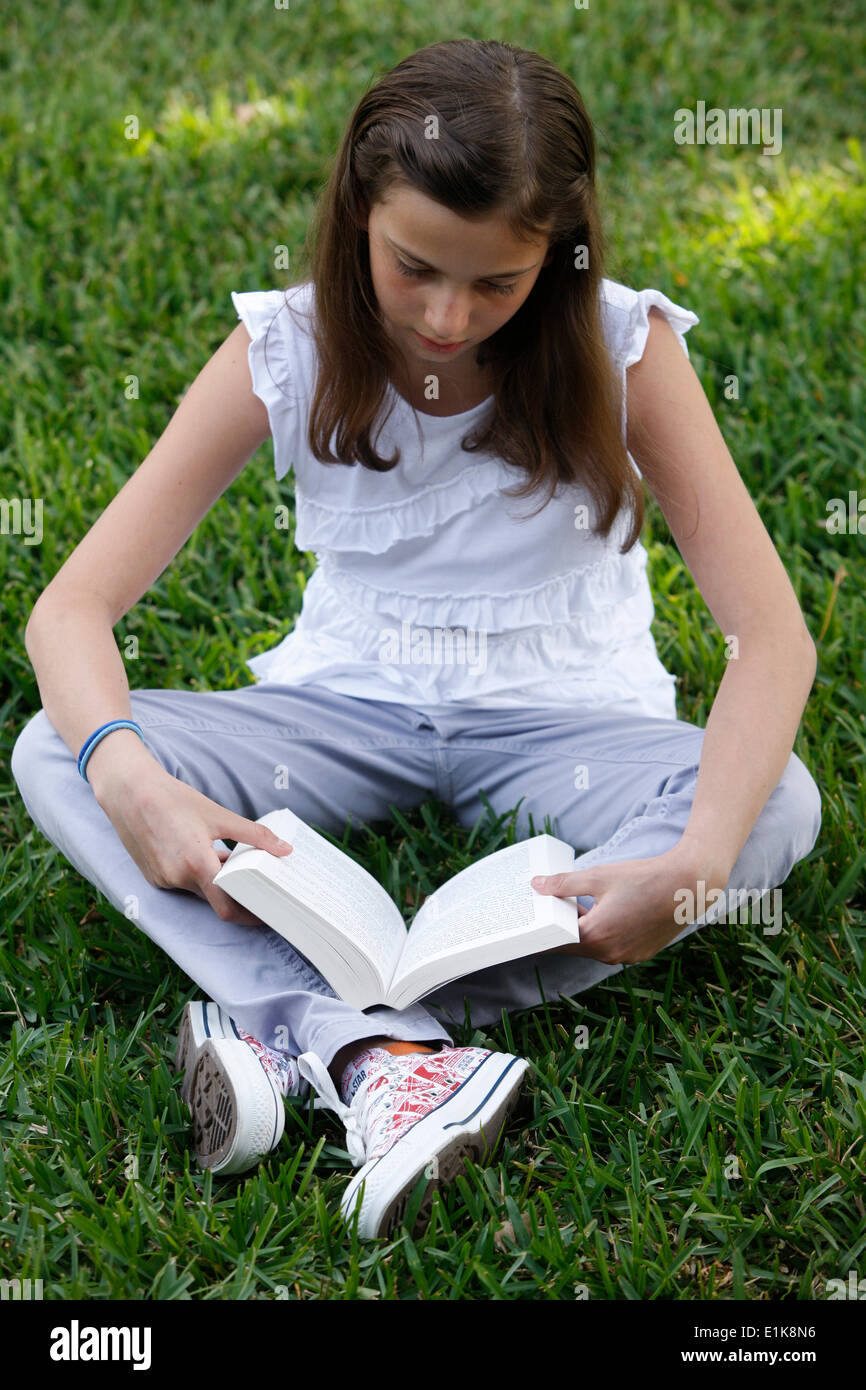 Girl on the grass reading a book hi-res stock photography and images ...