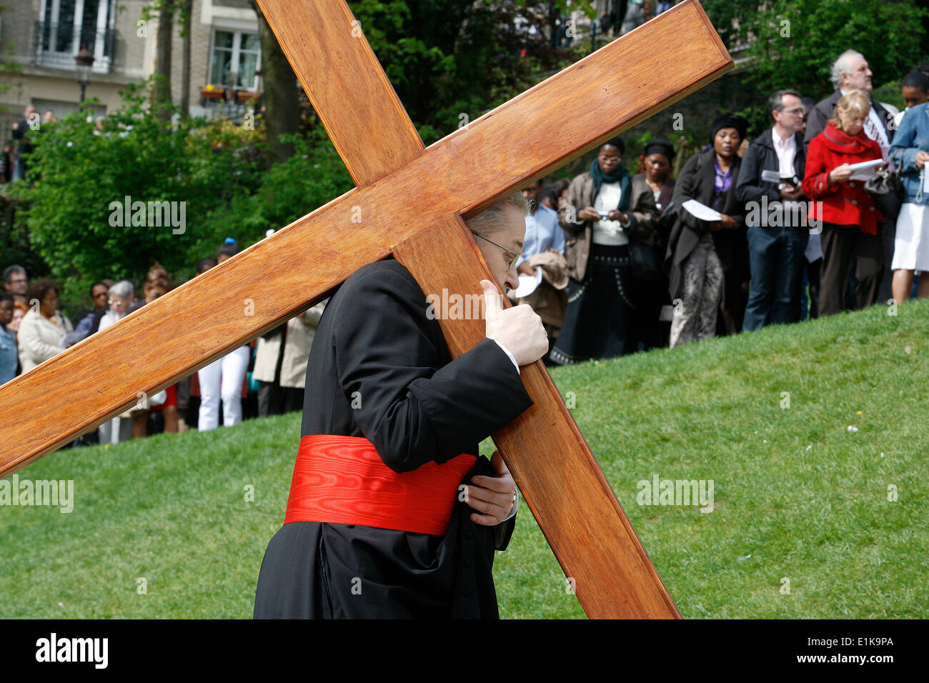 People carrying a cross hi-res stock photography and images - Alamy