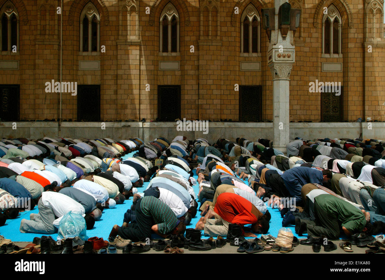 Friday prayer at Al Hussain mosque Stock Photo - Alamy