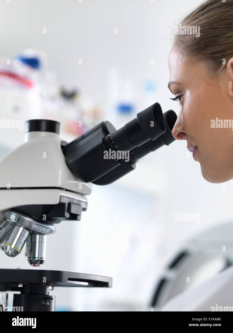 Female scientist using a microscope Stock Photo - Alamy