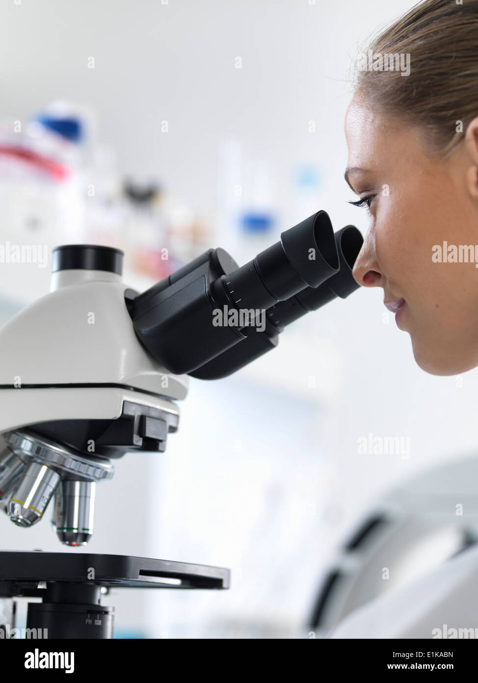 Female scientist using a microscope Stock Photo - Alamy